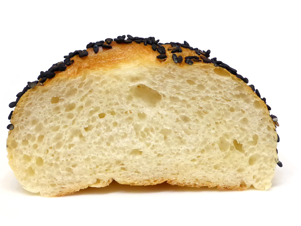 カイザーゼンメル 黒ゴマ（Kaiser Semmel） | AUX BACCHANALES（オーバカナル） | パンレビュー