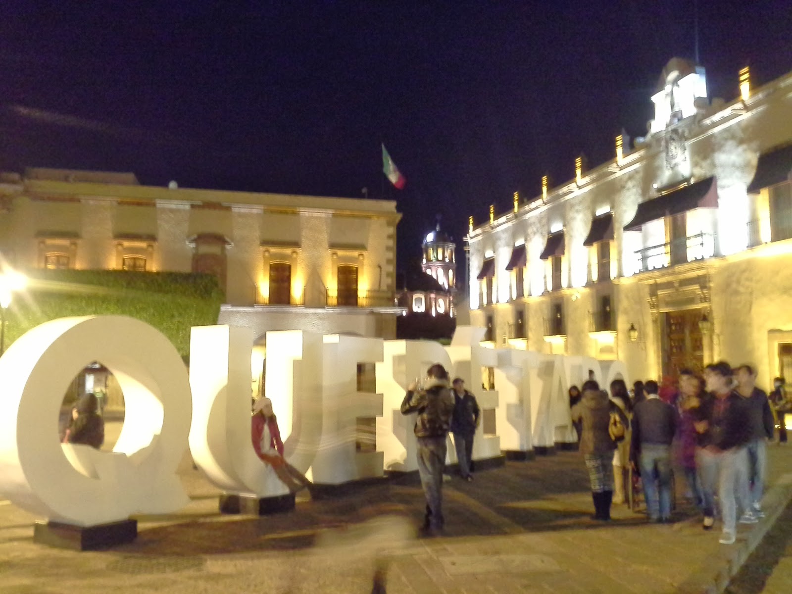 NOTAS DE UN INTERNACIONALISTA: Letras monumentales Querétaro