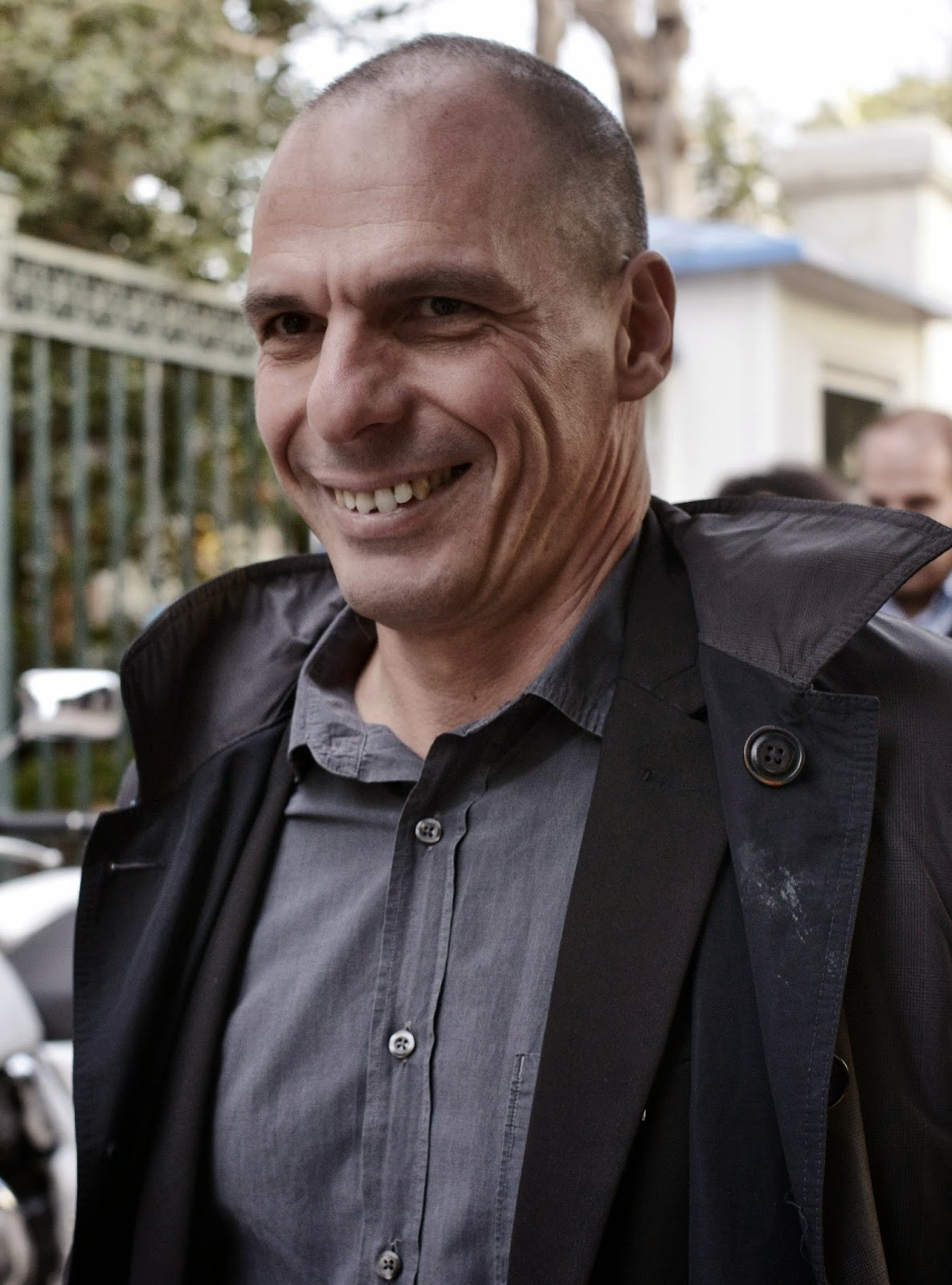 Perfiles: Yanis Varoufakis, el capitán del barco del dinero | Las ...