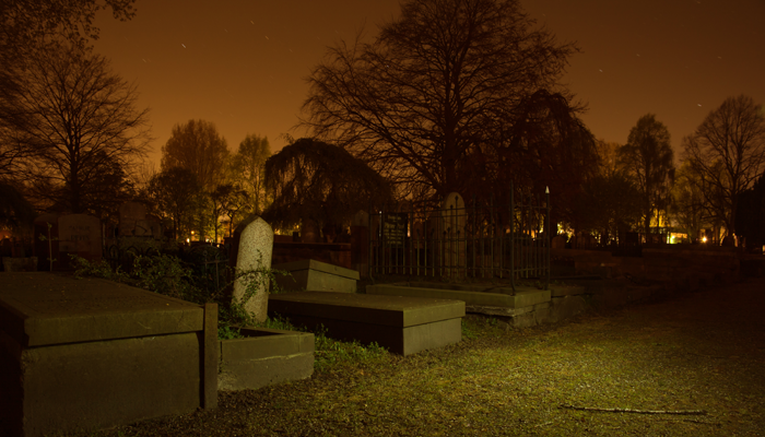 8 Mitos Kuburan Yang Bikin Bulu Kuduk Kalian Berdiri - CakWiCak