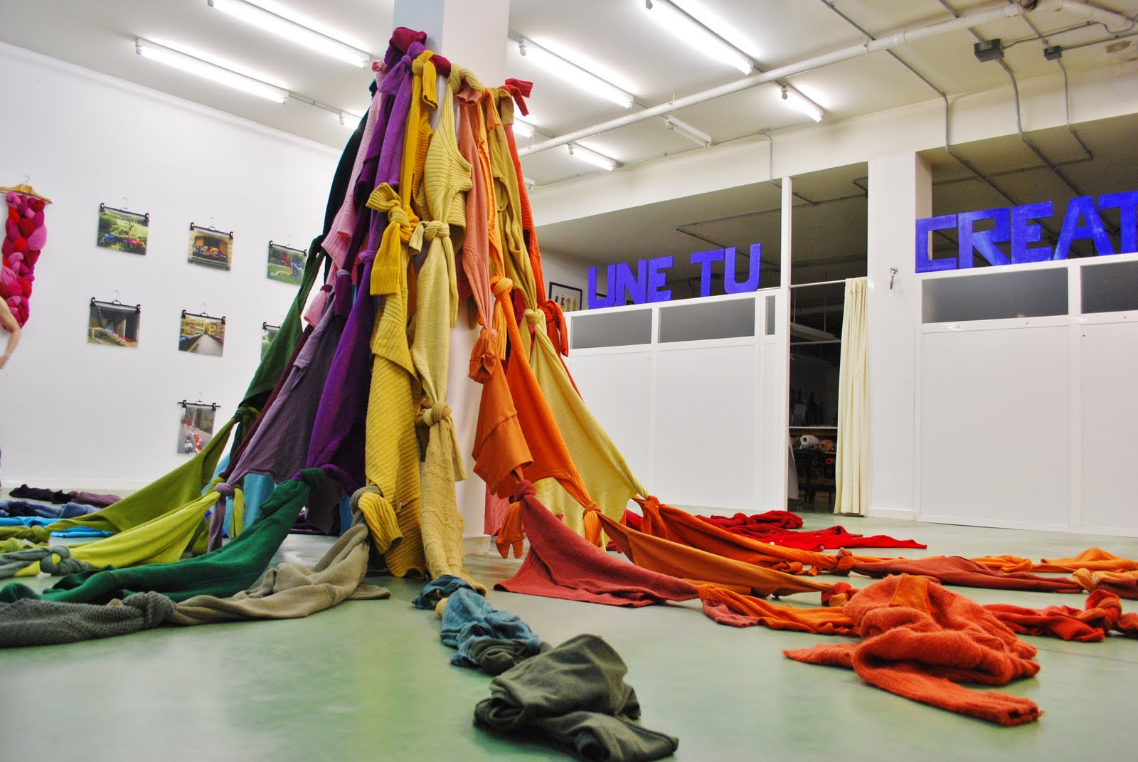 TEXTILKONTAK, instalaciones con ropa reciclada