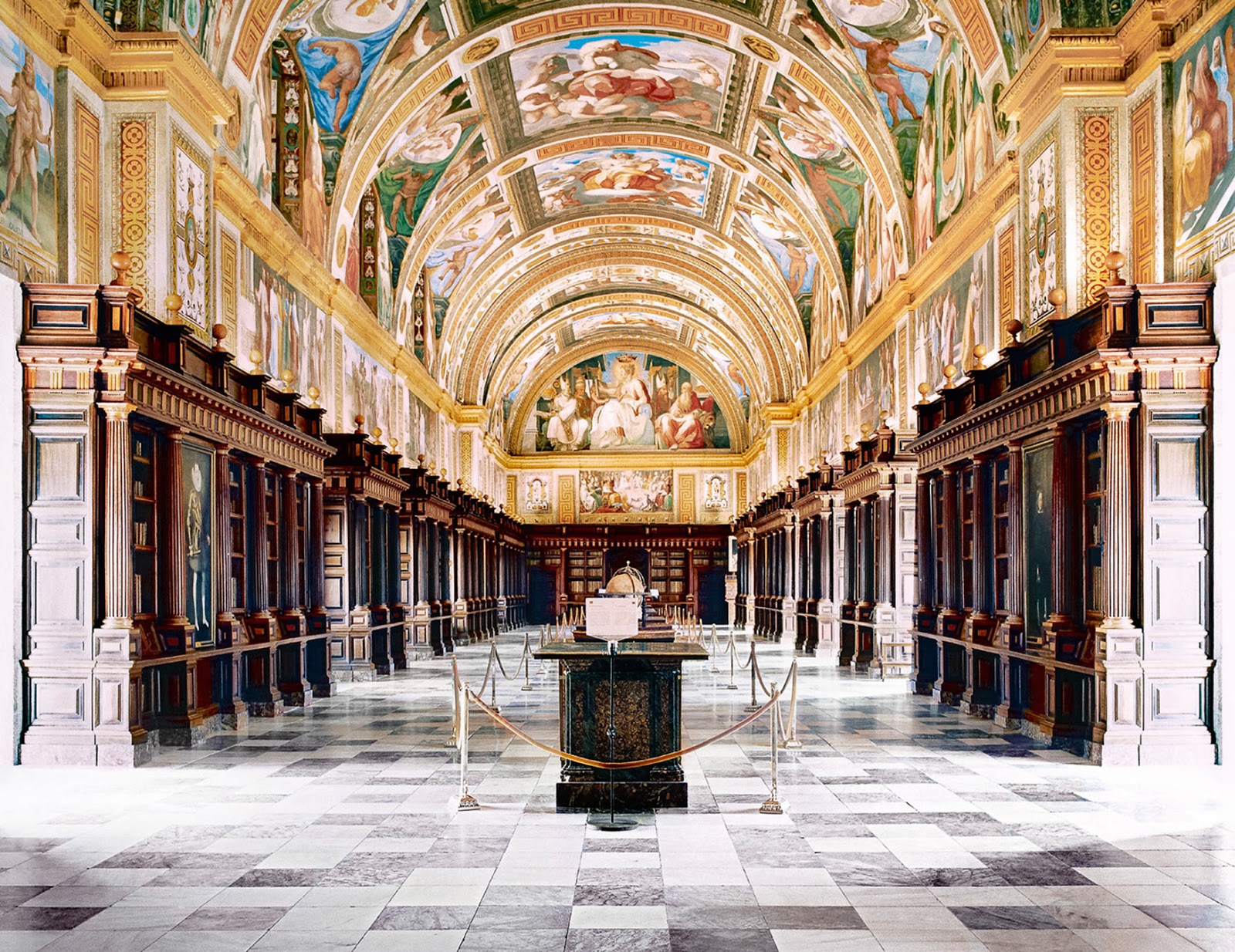 Los Grandes Fotografos: Candida Höfer (1944)