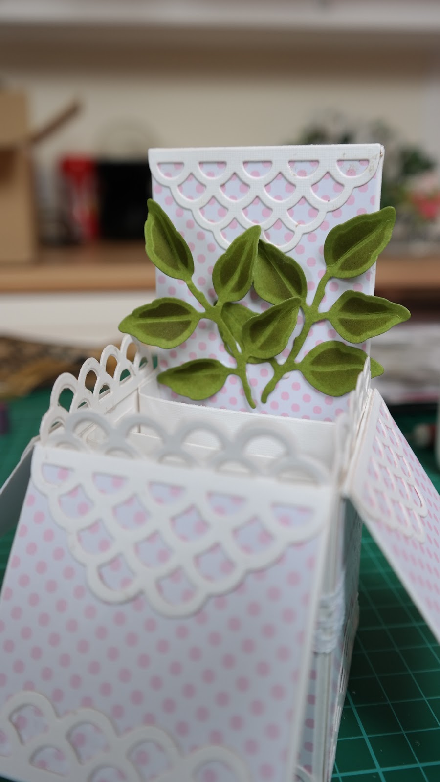 Flowers, Ribbons and Pearls: Tuesday Tutorial - Scalloped Pop Up Box