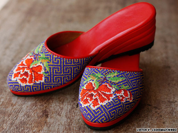 Tradition:100 Jam Diperlukan Untuk Sepasang Kasut Manik Tradisional ...