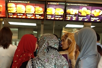 Backpacking Philippines: Muslims in Makati: McDonalds Halal Food?