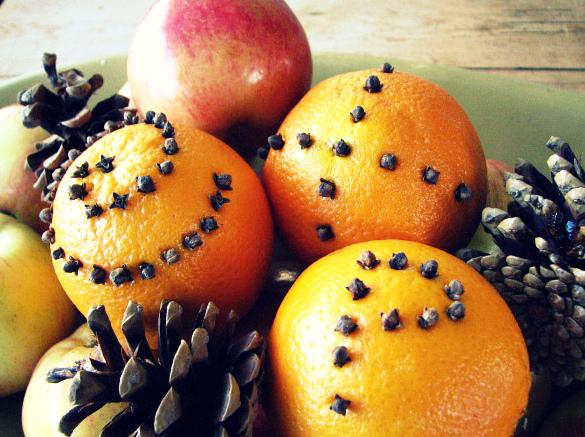 Candy Castle Dreams: Holiday Decor: Orange and Clove Pomander