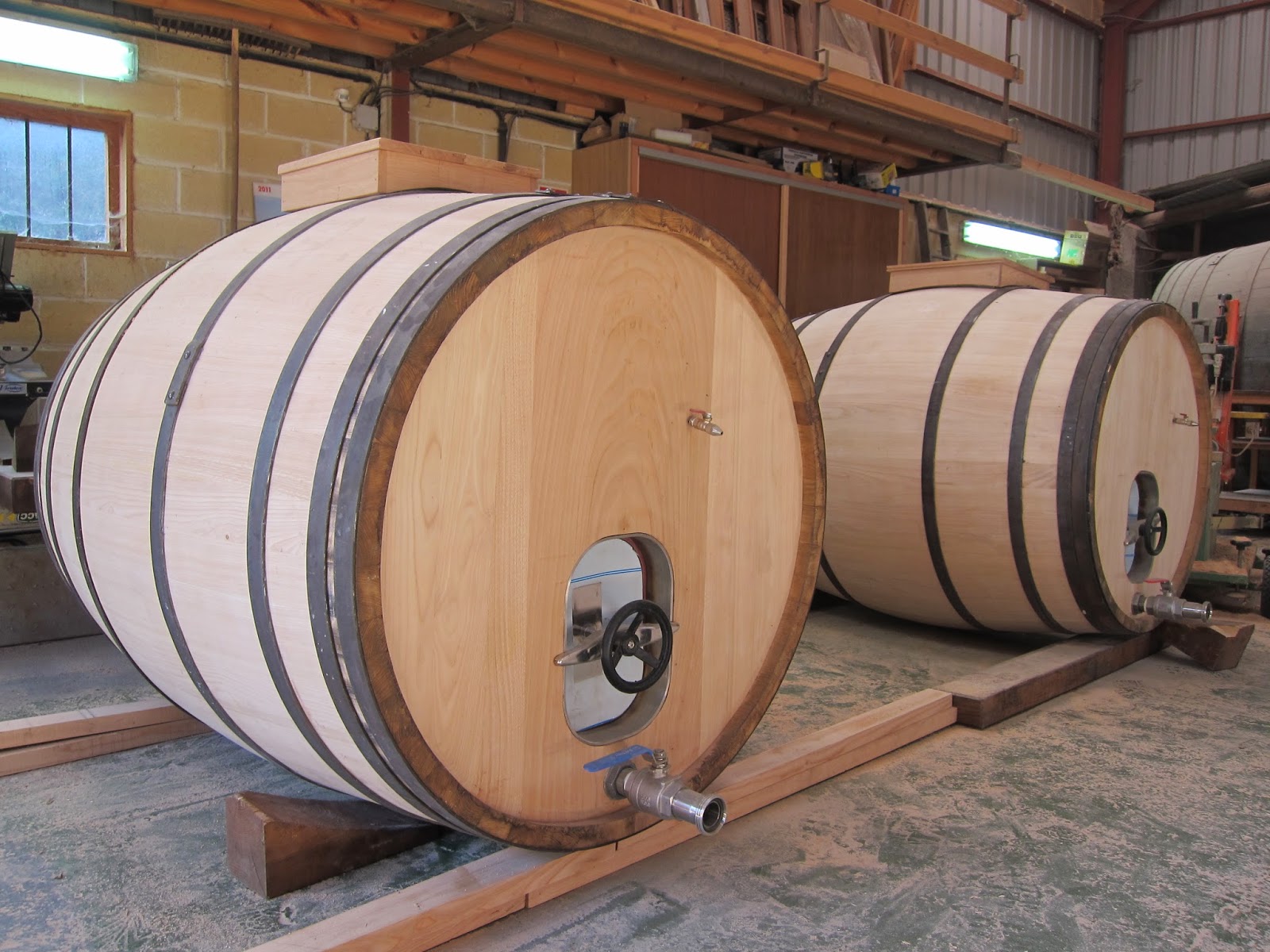 Carpintería y Tonelería: Tonel con accesorios de acero