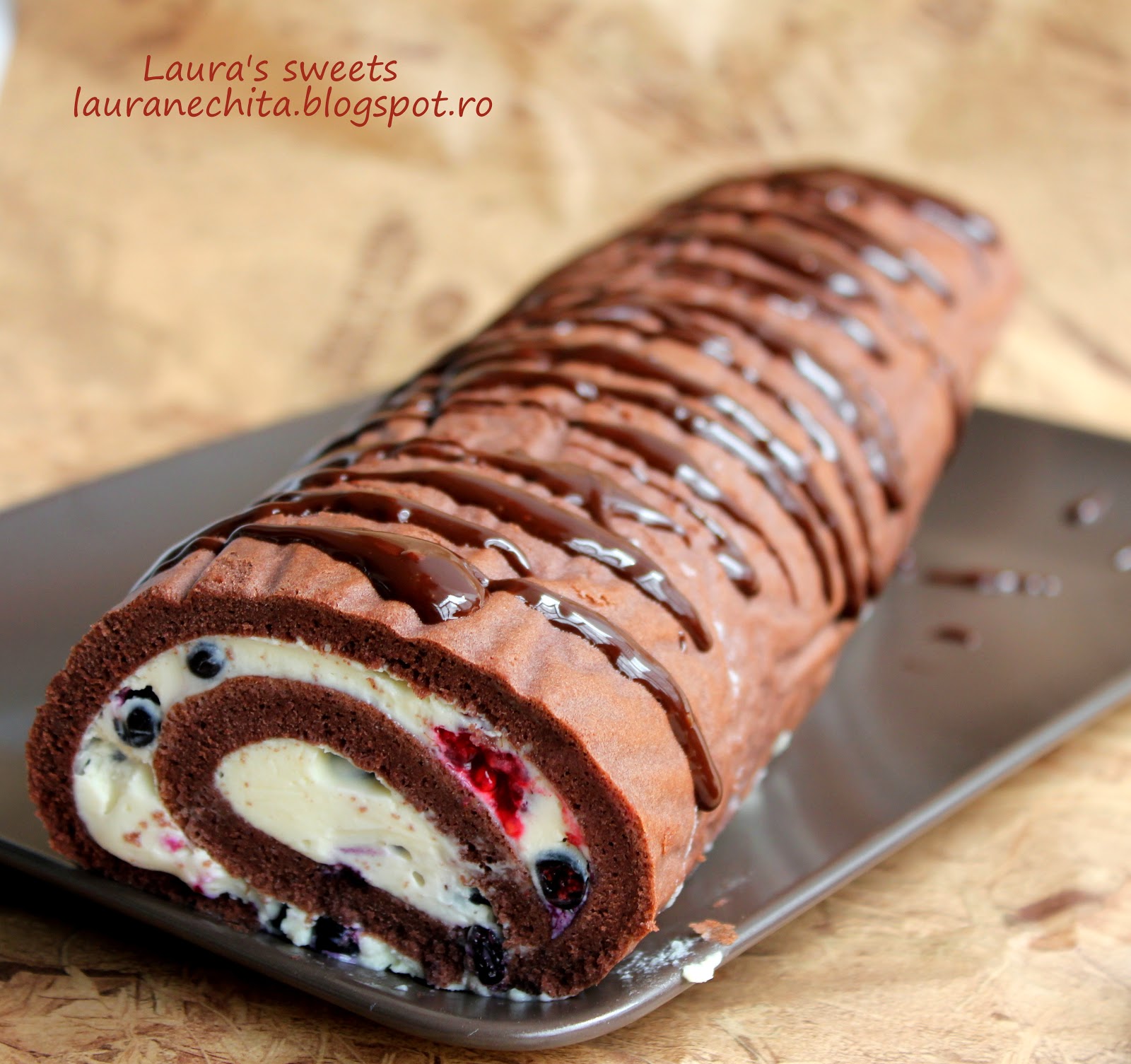 Rulada cu fructe de padure - LauraSweets.ro