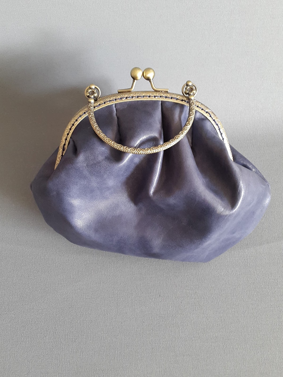 M L E Cuir: Une minaudière en basane bleue