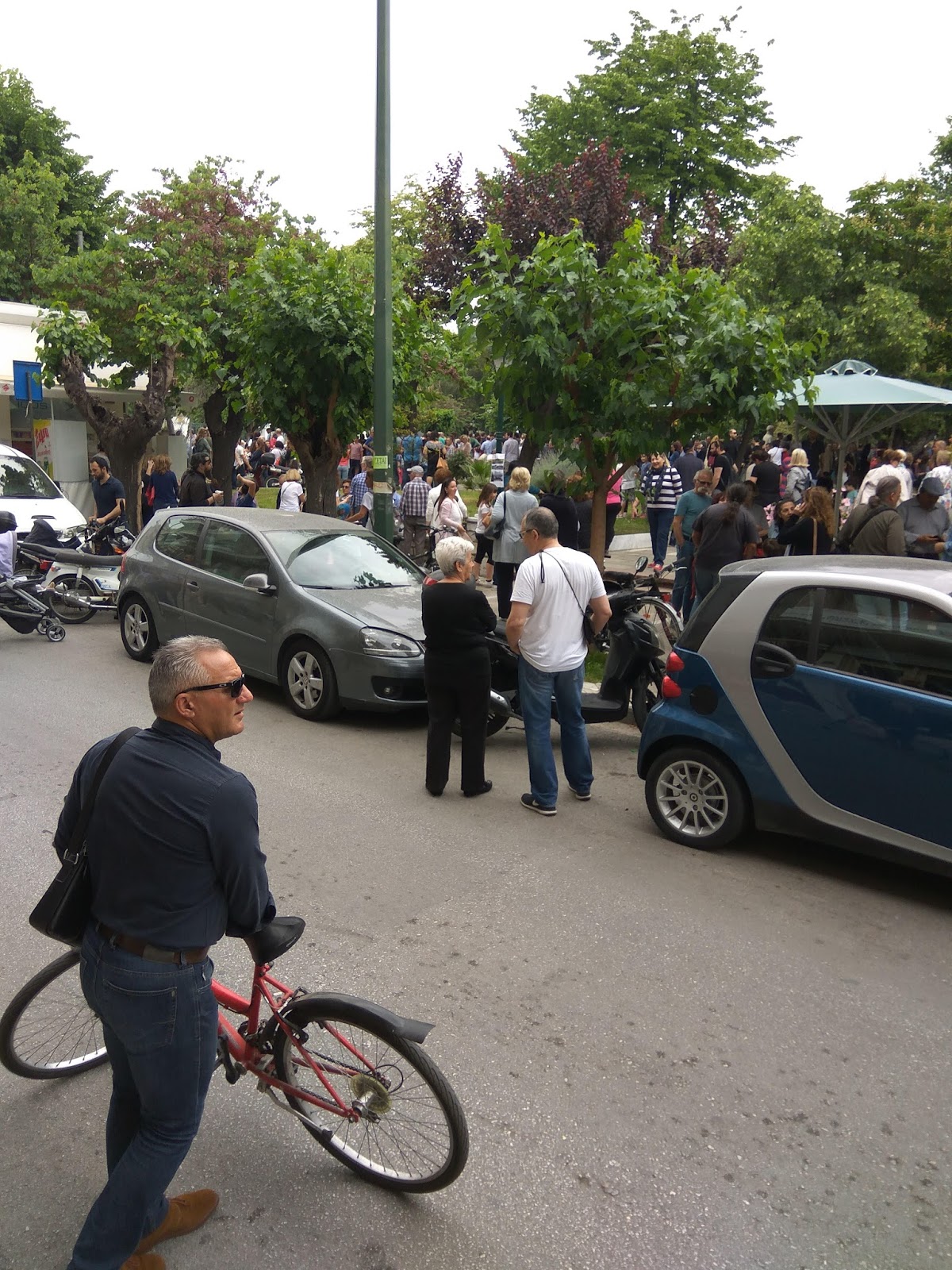 ΔΕΙΤΕ ΤΙΣ ΦΩΤΟ ΚΑΙ ΒΓΑΛΤΕ ΣΥΜΠΕΡΑΣΜΑΤΑ ΤΙ ΛΑΟΣ ΕΙΜΑΣΤΕ....!!!