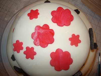 My Little Cupcake: My first ever fondant covered cake!