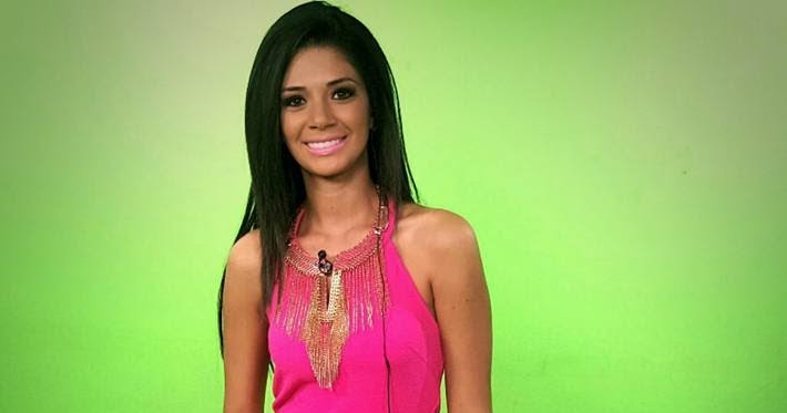 Anabel Angus con un vestido color fucsia - Bolivia Photos