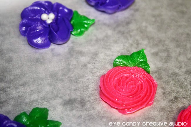 Eye Candy Creative Studio: EATS :: How-To Pipe Flowers for Cupcakes