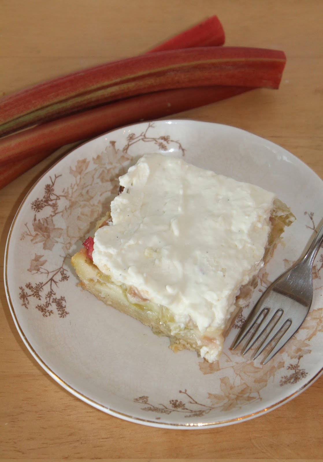 Savory Moments: Rhubarb custard shortbread bars