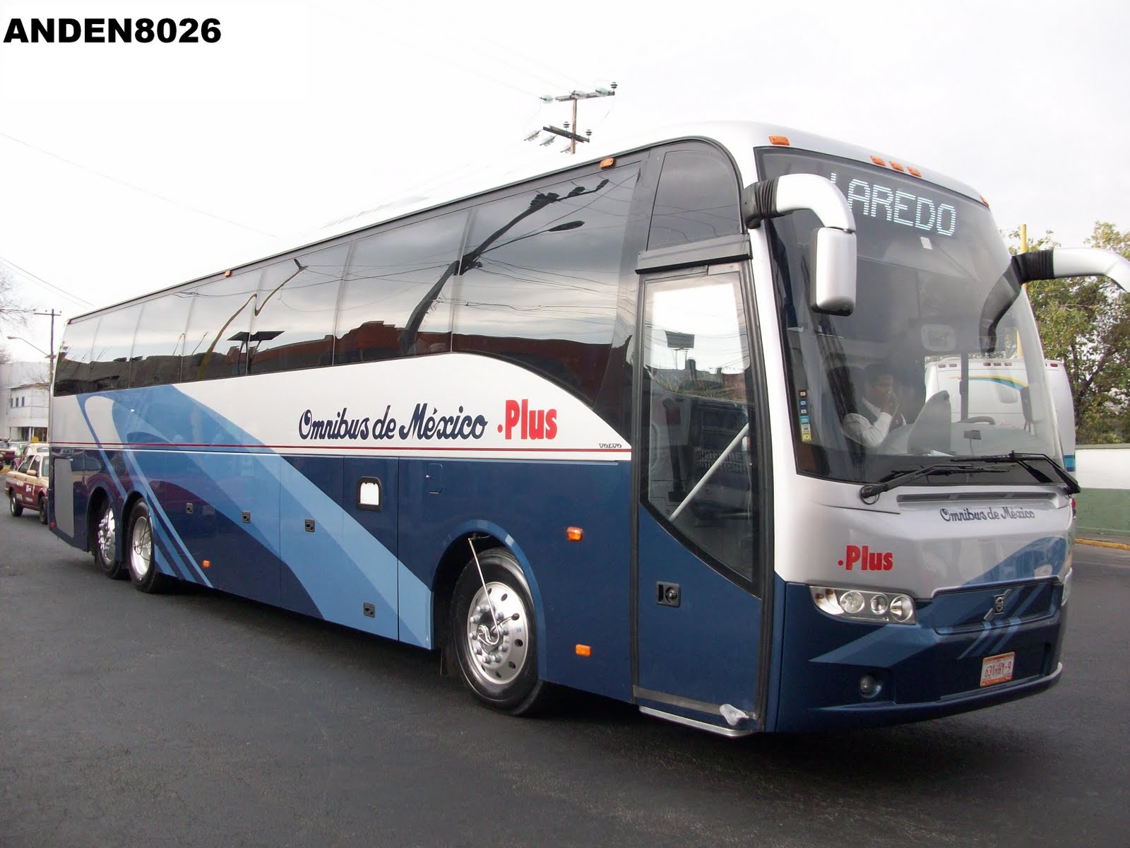 ANDEN 8026 EL LADO AMABLE DEL AUTOBUS: 2235 OMNIBUS DE MEXICO