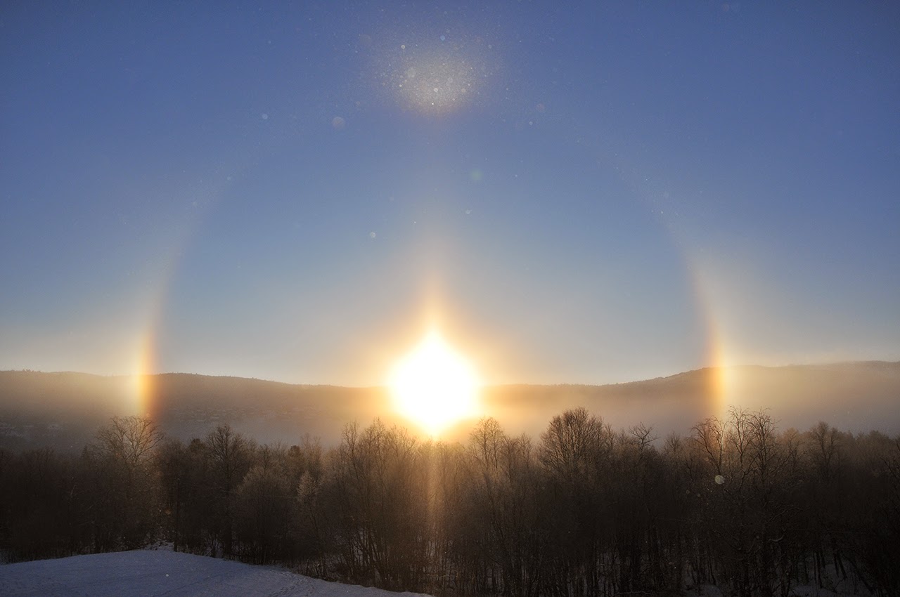 Udstuen Naturbilder: Vakkert vintervær med bisoler (parhelion)