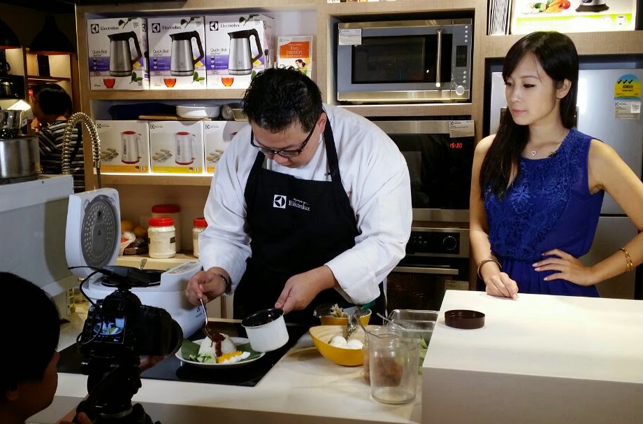 gastronommy.com: Little White Book: Nasi Lemak recipe [video]