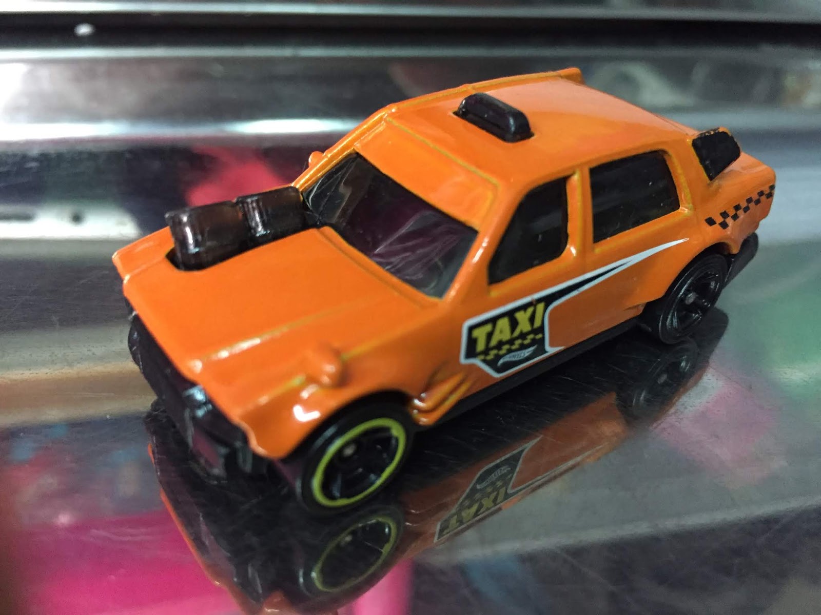 MIS COCHES DE ESCALA DE 1.60: TIME ATTAXI(HOT WHEELS)