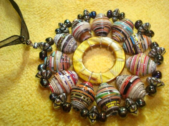 Cantiknya perhiasan dari manik-manik kertas koran dan majalah bekas ...