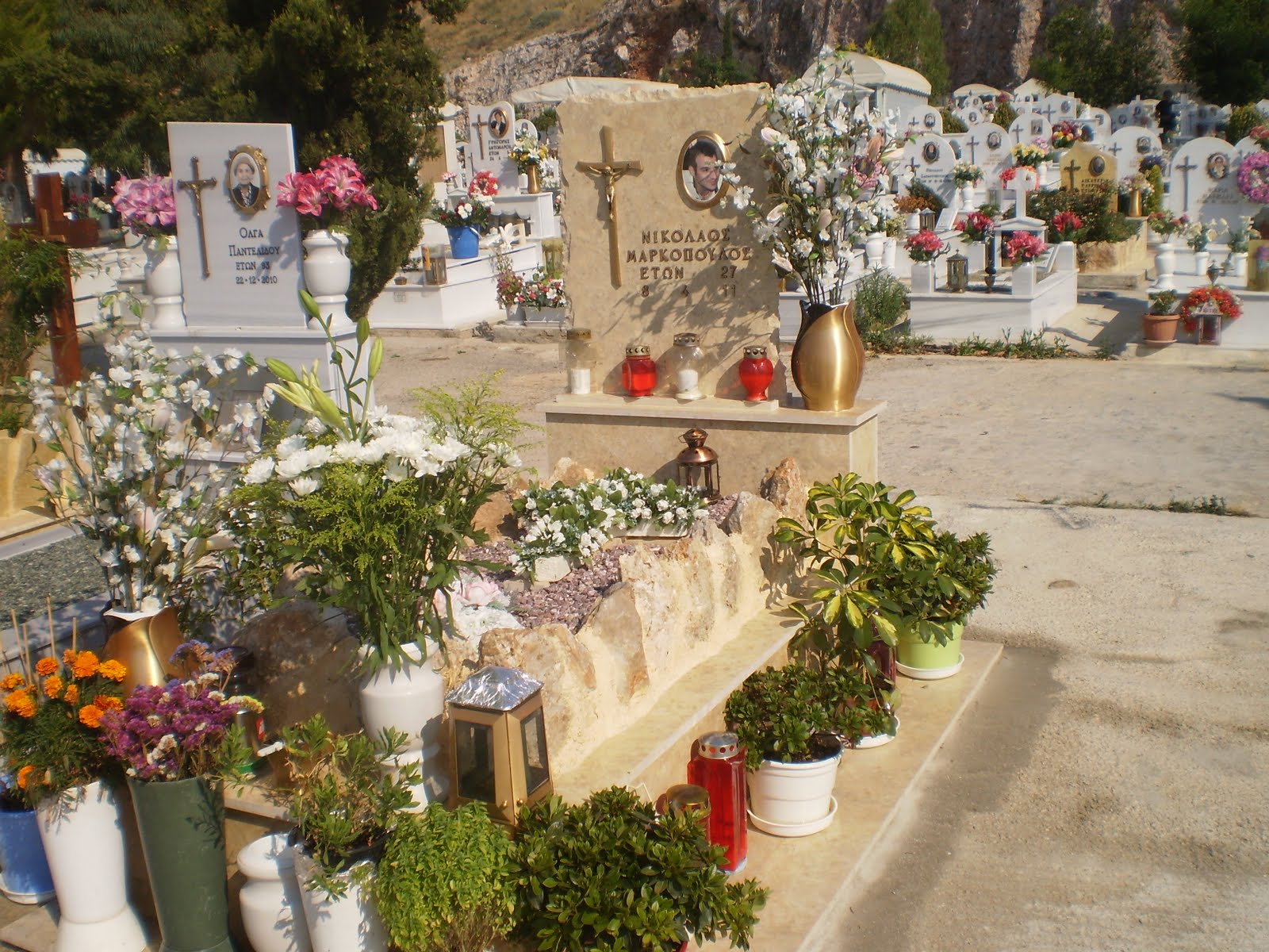 ΚΑΙ ΝΕΚΡΟΥΣ ΑΝΑΣΤΑΙΝΕΙ....: ΚΑΙ ΝΕΚΡΟΥΣ ΑΝΑΣΤΑΙΝΕΙ... ΤΟ ΝΕΚΡΟΤΑΦΕΙΟ ...