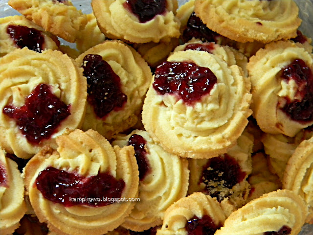 Wiem, co zjem...!: Kruche karbowane ciastka z dżemem