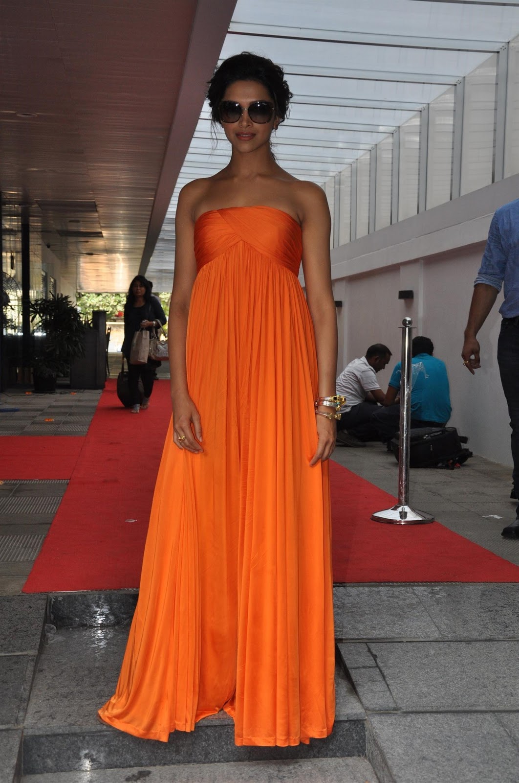 Deepika Padukone Super Sexy Cleavage Show In Orange Silk Dress At ...