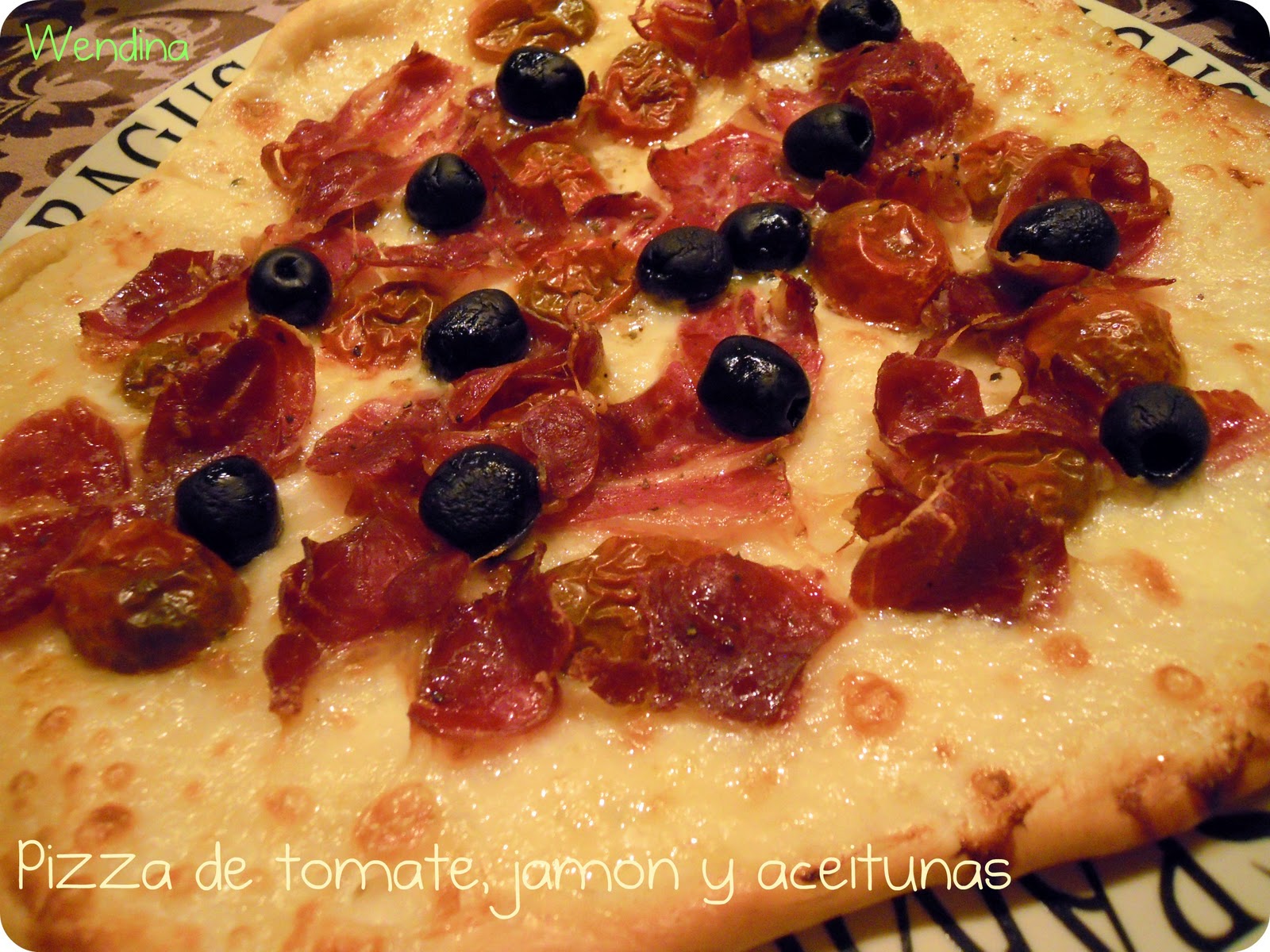 La cocina de Wendina: Pizza de tomate, jamón y aceitunas