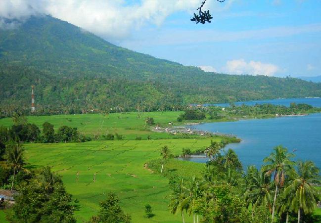 Travel Relaxation At the foot of Mount Seminung Coolness Lake Ranau ...