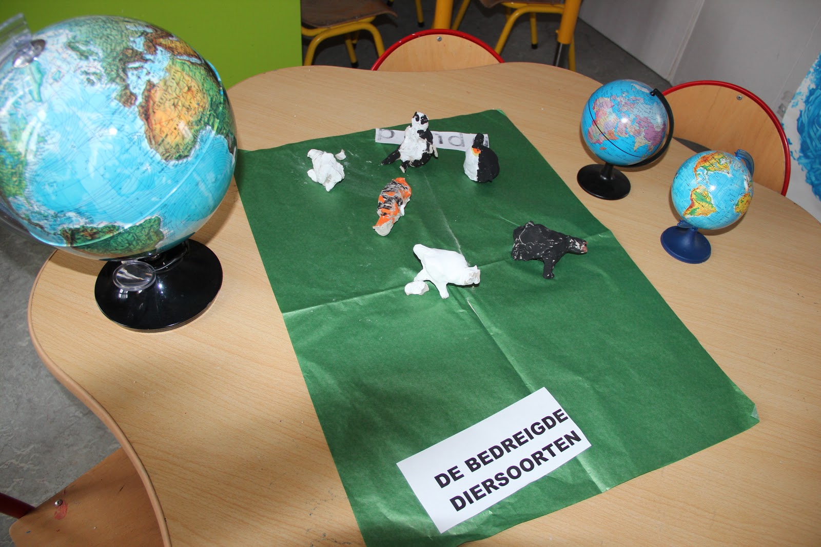 3e kleuterklas "De Kiem" Wambeek 2012-2013: RED DE AARDE