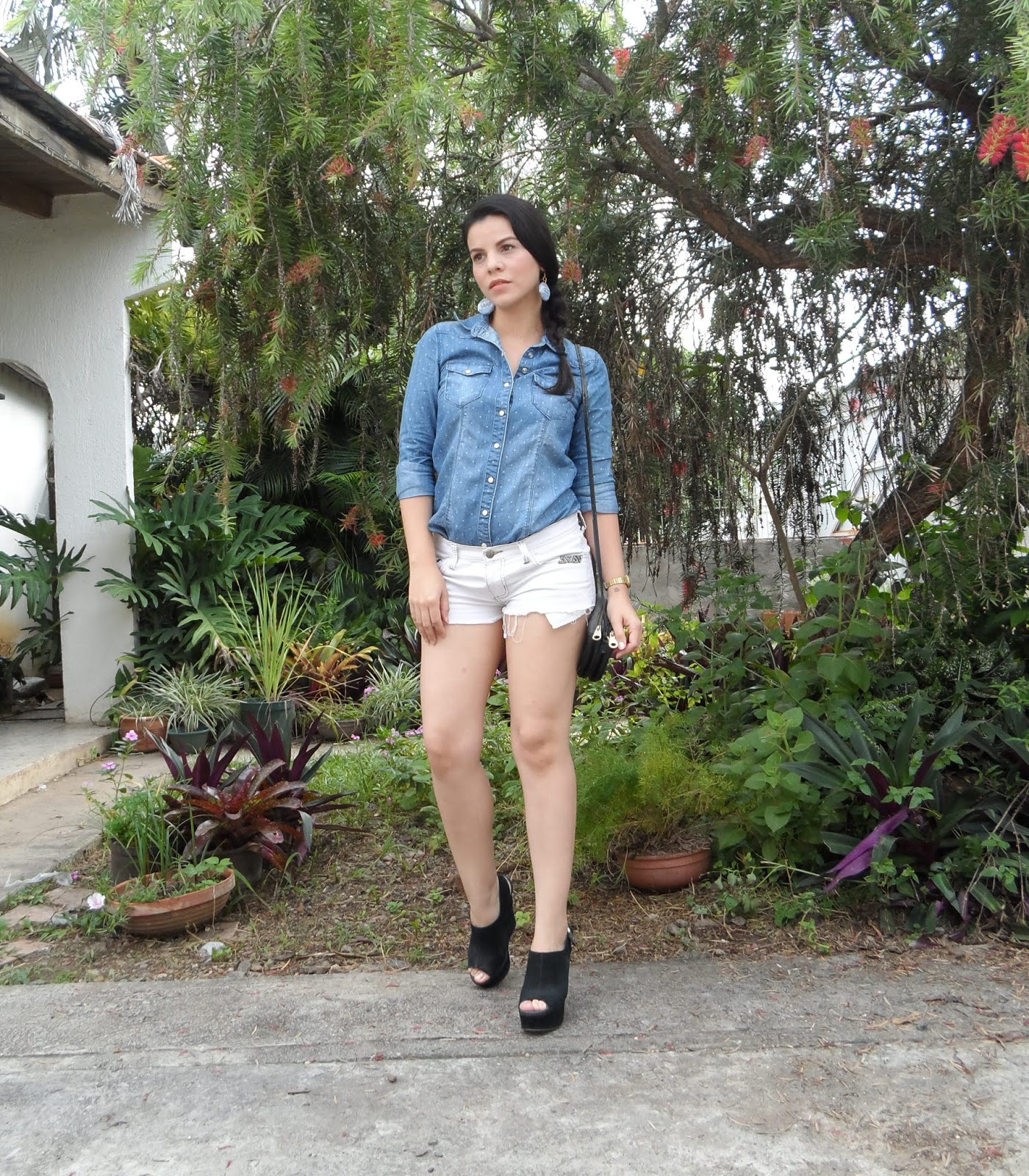 Camisa de jean + short blanco - Yaimar Pérez