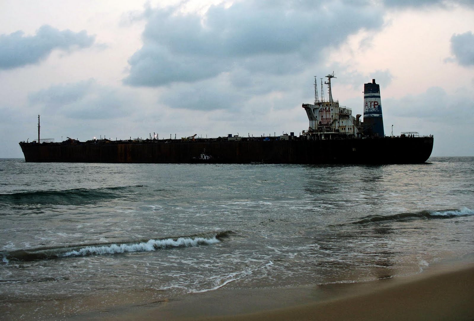 Stock Pictures: Abandoned ship in Goa
