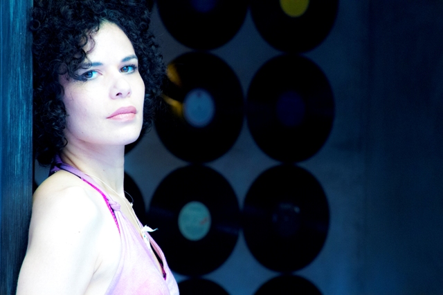 Dê Toledo conta o que rola por ai!: JULLY LANÇA SEU PRIMEIRO CD - OLHOS ...