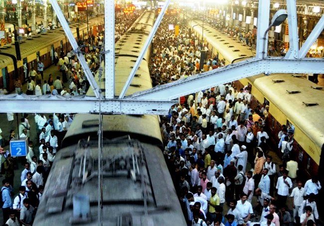 The Mumbai Guide: Local train crowd at CST