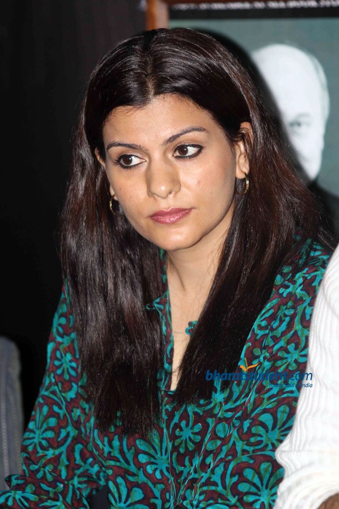 Nidhi Razdan: Profile, Husband and Boyfriends