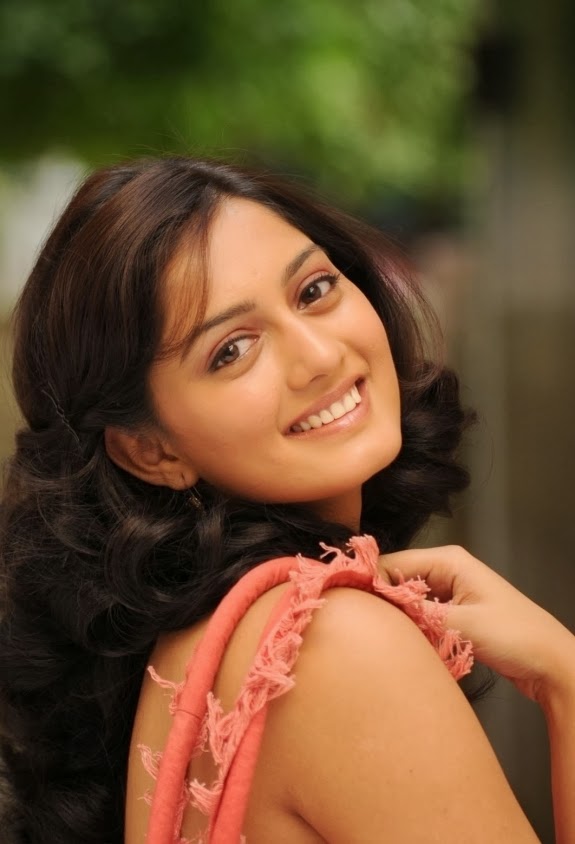 Online Guide : Parvathi Latest Romantic Picture