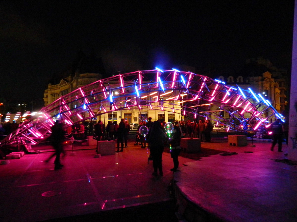 LA MULTI ANI, ROMANIA!: Structura de neoane colorate si culori in ...