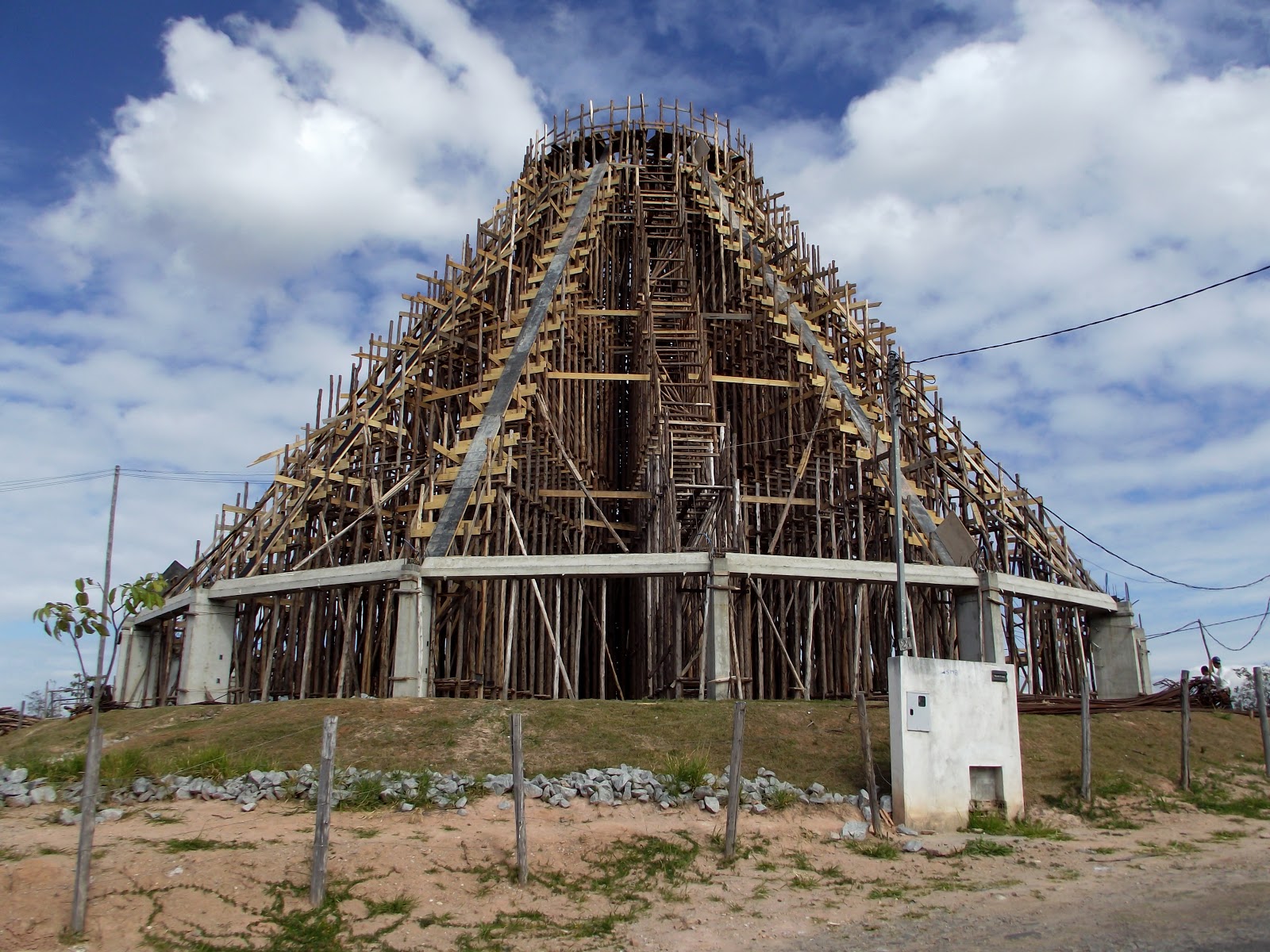 TEMPLOS RELIGIOSOS: DIVINOPOLIS / MG - ALGUMAS DE SUAS INÚMERAS IGREJAS