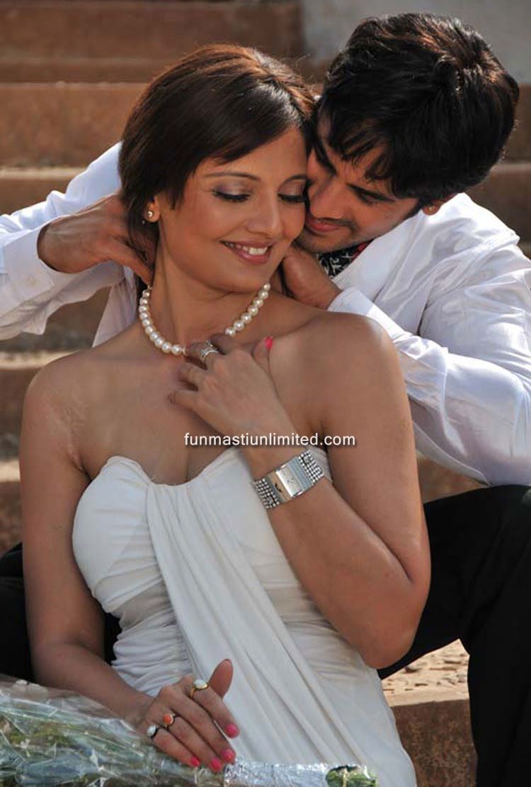 Wallpaper World: Deepshikha's Bikini n Cleavage photos from movie Yeh Dooriyan