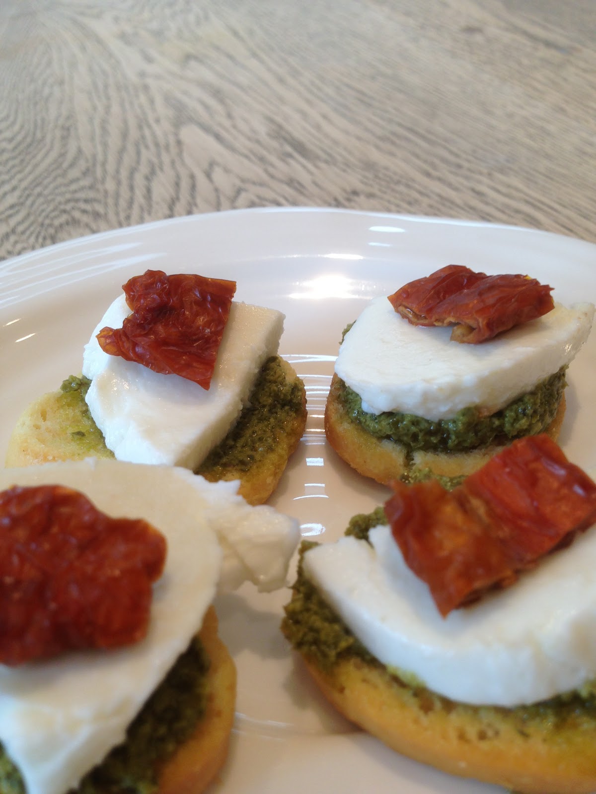 Mamma Britas matblogg: Forrett med Mozzarella, pesto og soltørket tomat
