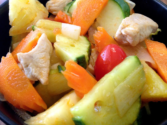 POLLO CON PIÑA / CUCHARA, CUCHILLO, TENEDOR