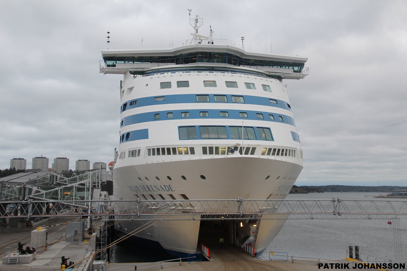 Laivafanittajat: RISTEILY UUDISTETULLA SILJA SERENADELLA