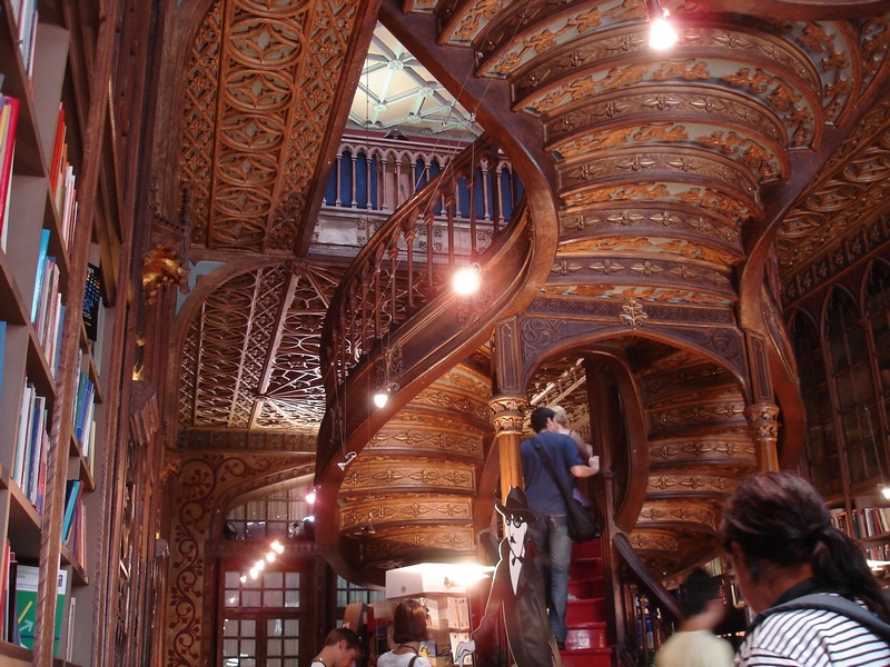 Le Merle Moqueur: La librairie Lello, à Porto.