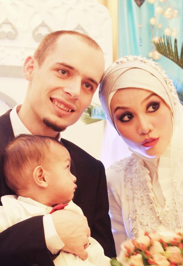 Perkahwinan Liyana Hisham (Host Safiyya TV9) - ! Love Is Cinta