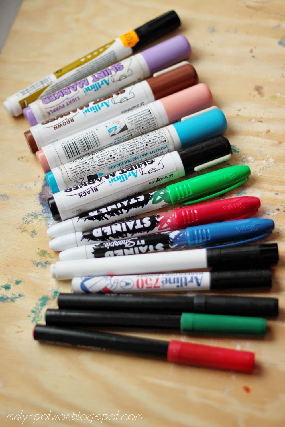 Wielkie sprawy małego potwora: Mazaki do tkanin - przegląd