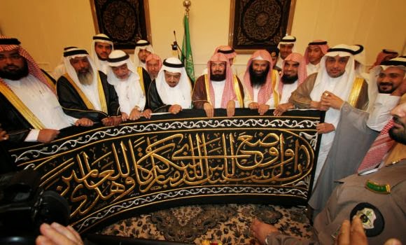Islamic Information: Kiswa handed over to Al-Shaibi