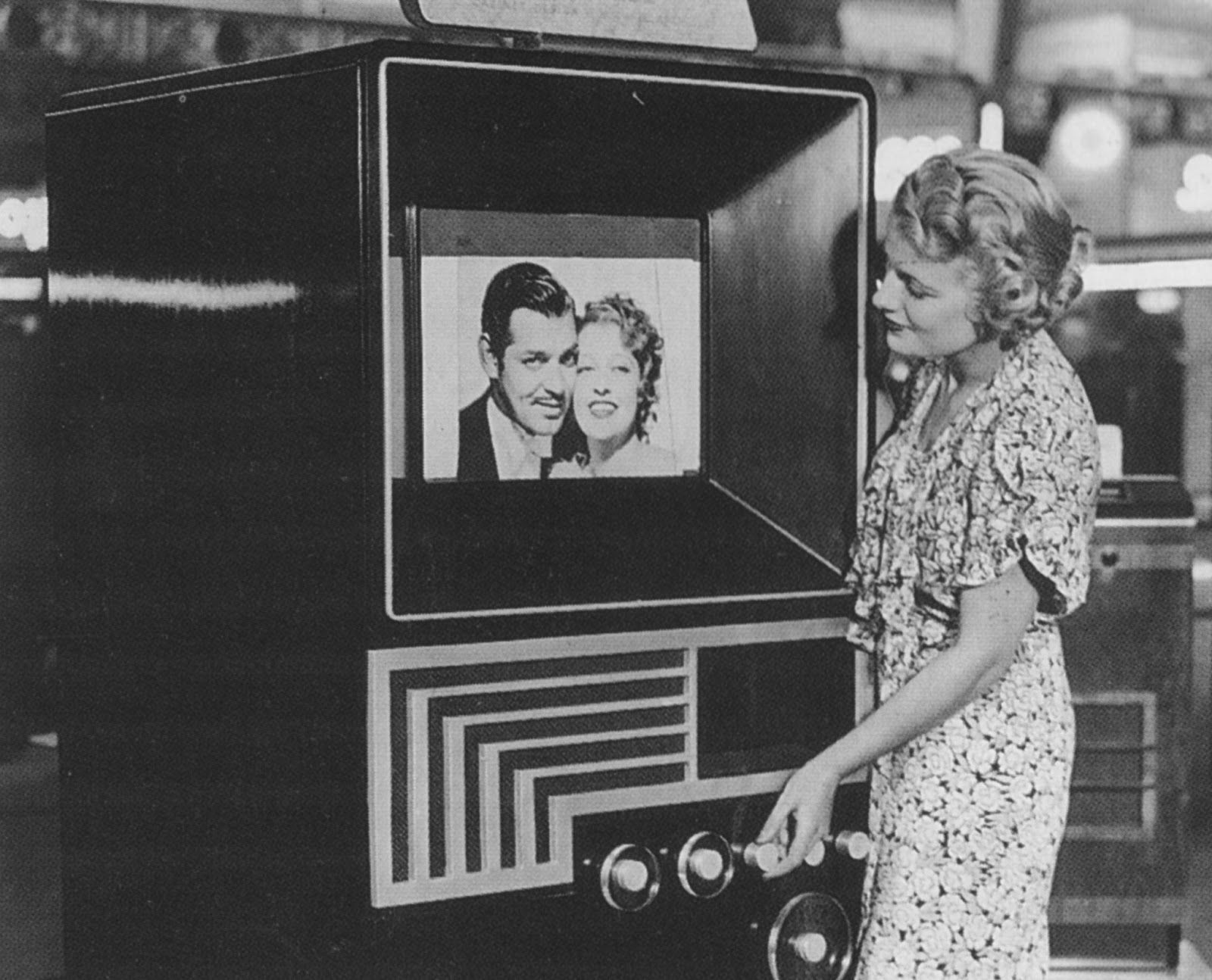 A demonstration of an »Ecko-Scophony™ Model 202« mechanical television ...