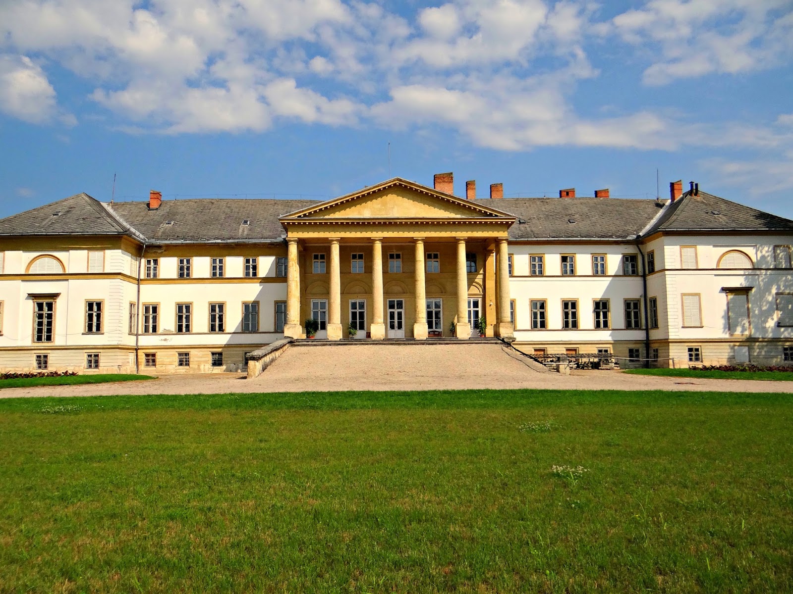 Travelblogger: Városlátogatások: Festetics-kastély Dég