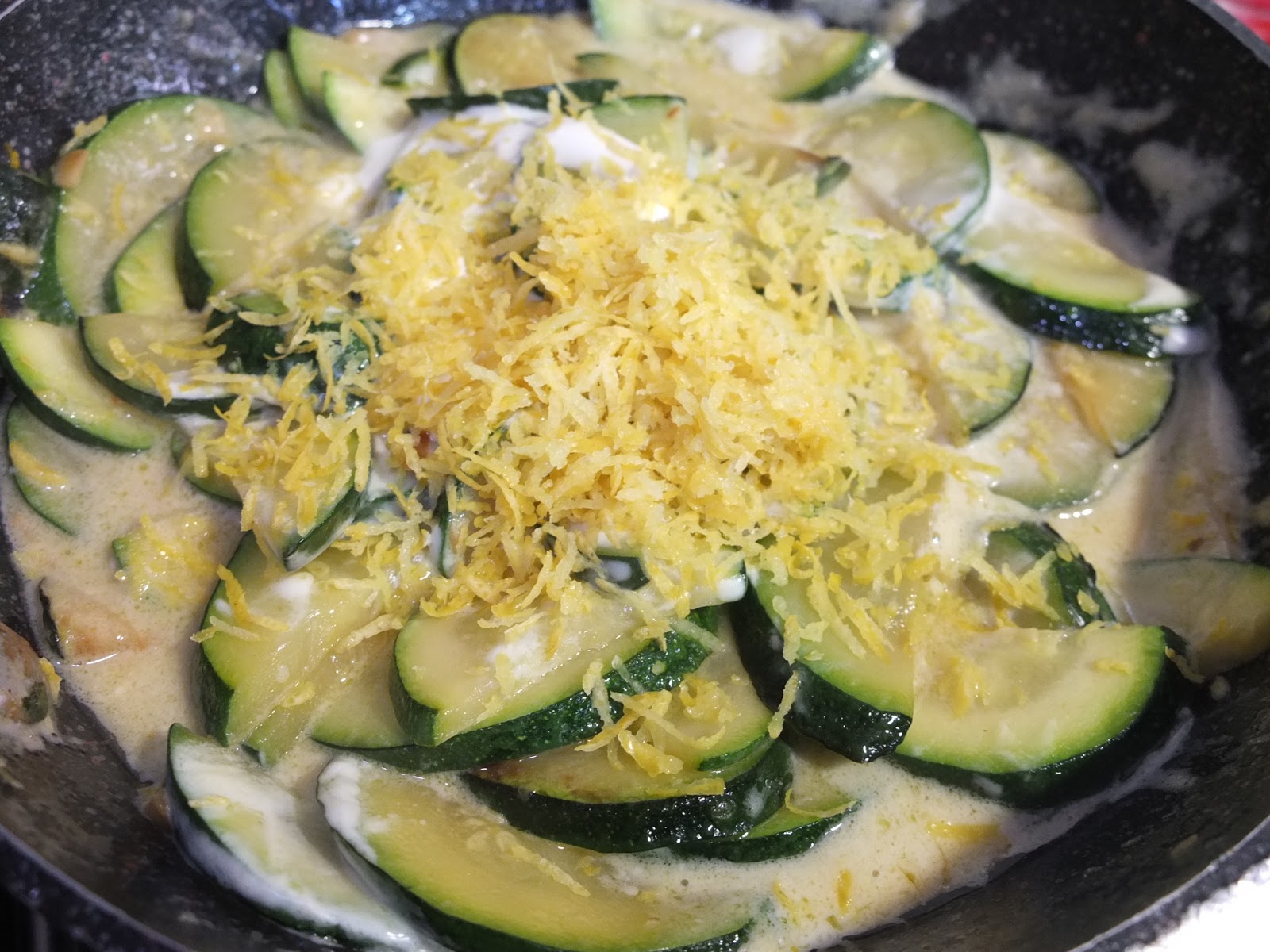 Cocinando con Lola García: Mafalde corte con calabacín y salsa de ajo limón