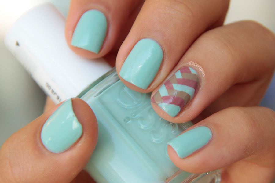 Vicerimus: Fishtail accent nail mint manicure