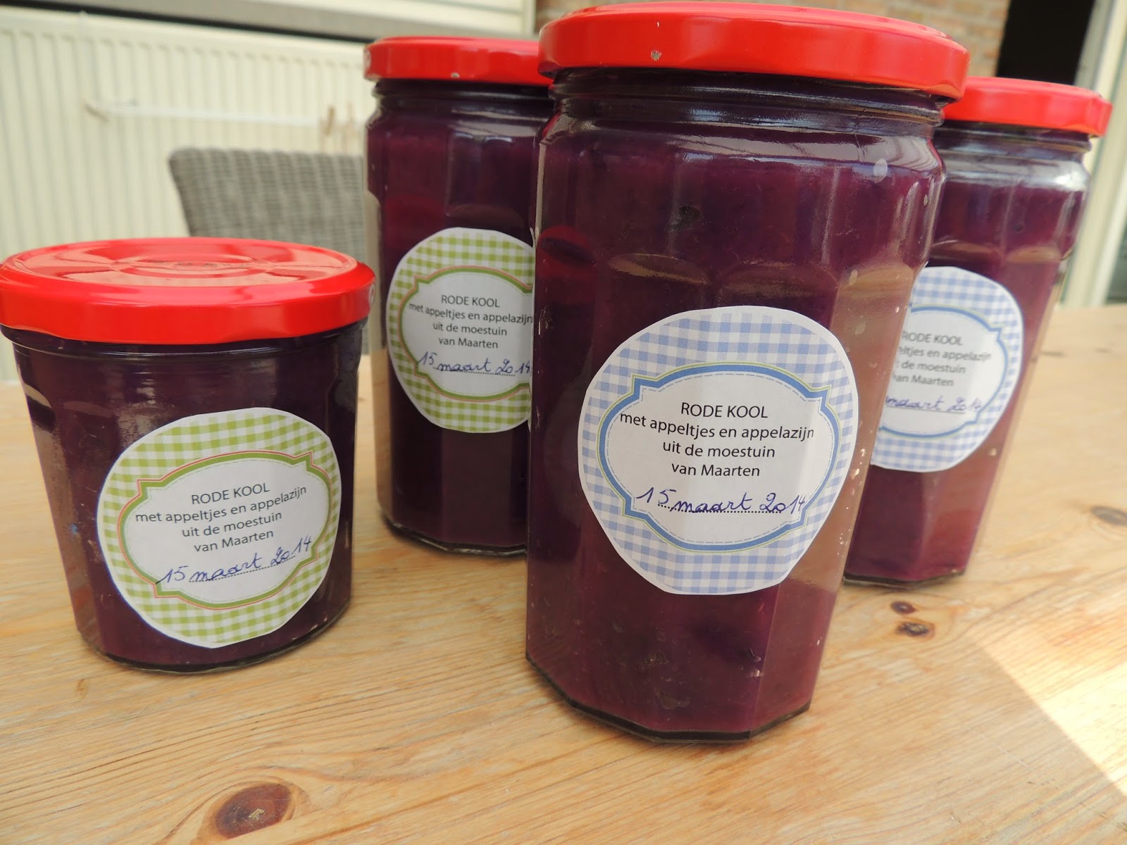 Gestoofde rode kool met appel om te bewaren